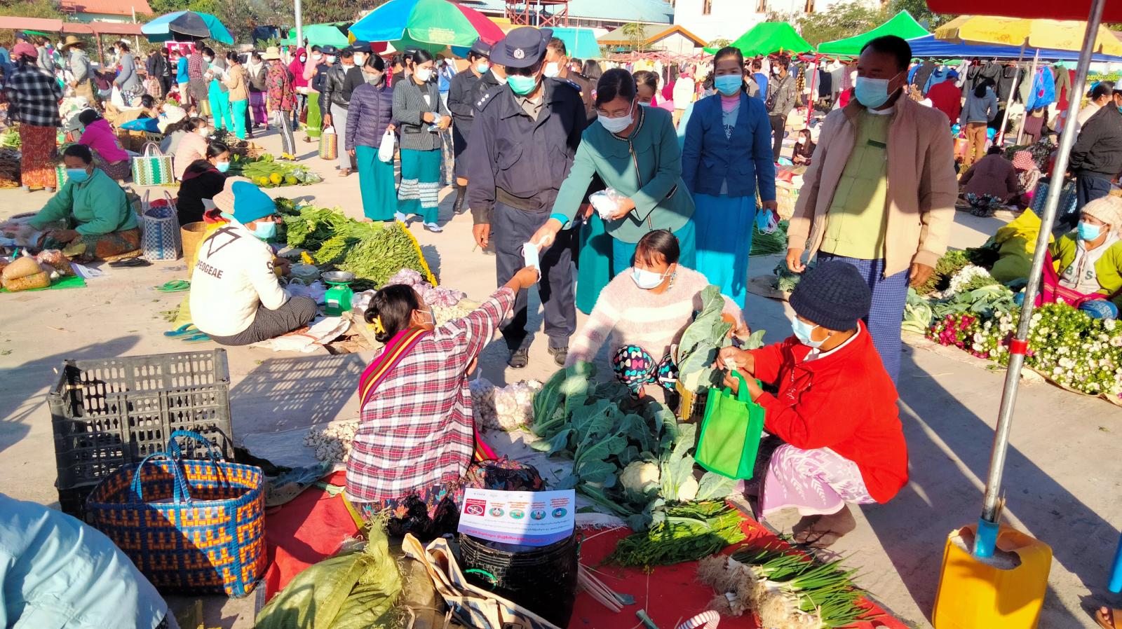 ညောင်ရွှေမြို့ လွတ်လပ်ရေးကျောက်တိုင်ကွင်း ယာယီဈေး၌ ပါးစပ်နှင့် နှာခေါင